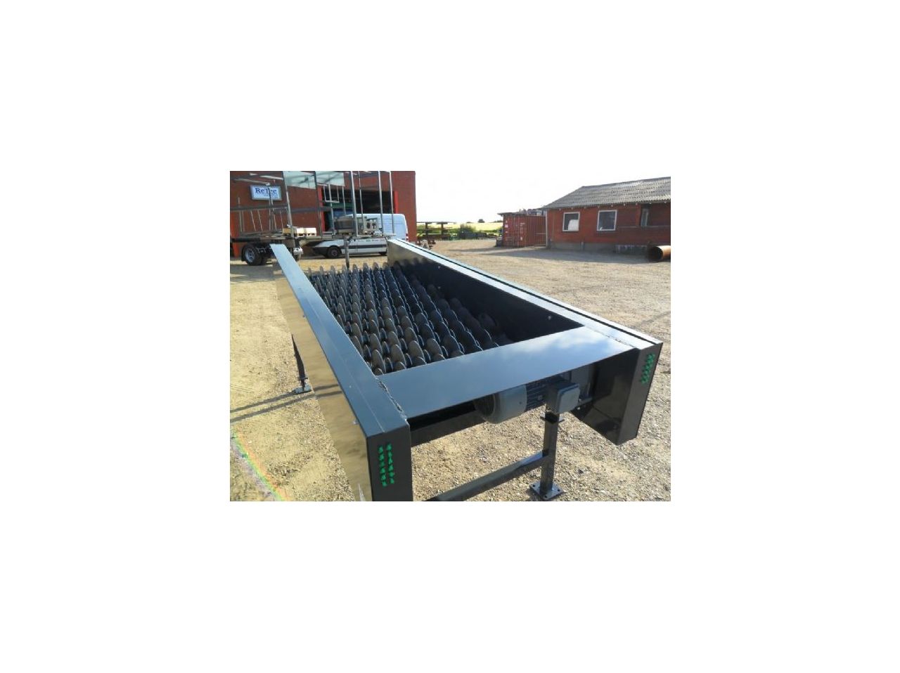 ReTec roller screen sorts and moves the material